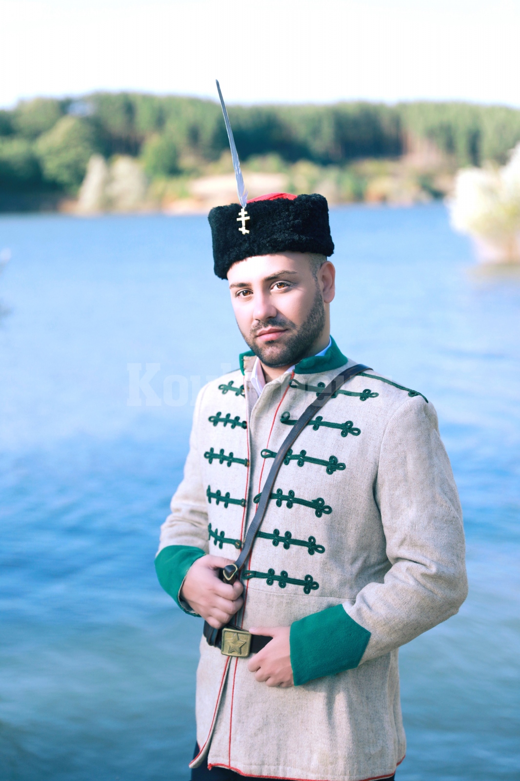 Валентин Вълчев в униформата на Левски за новия си клип „От Враца до ...