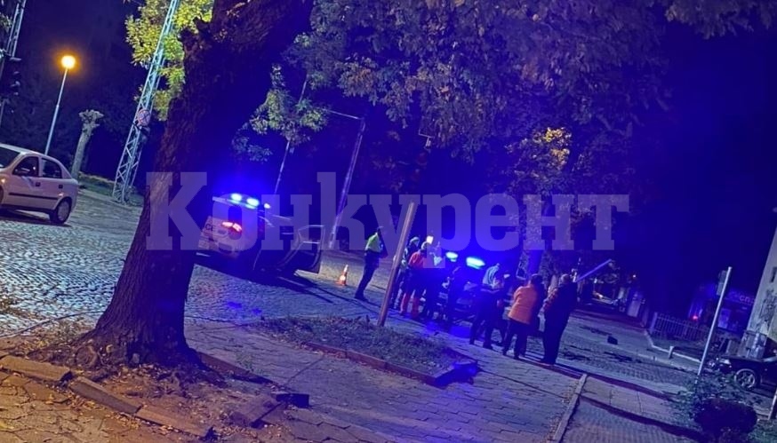 Кошмарна нощ Млад мъж загина на място забил се в улична лампа в Лом
