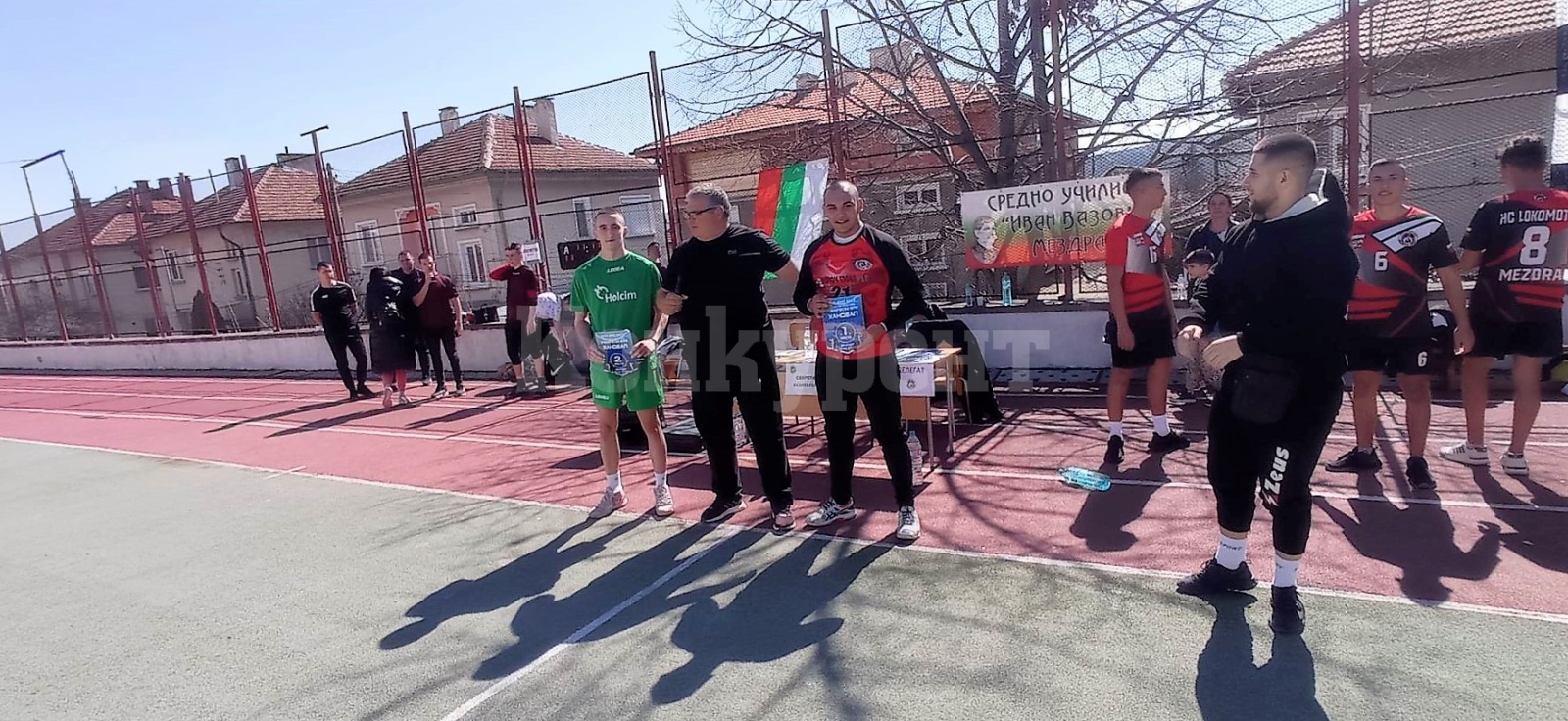 Хандбалистите на СУ „Иван Вазов“ Мездра юноши Xi Xii клас и на СУ „Козма Тричков“ Враца