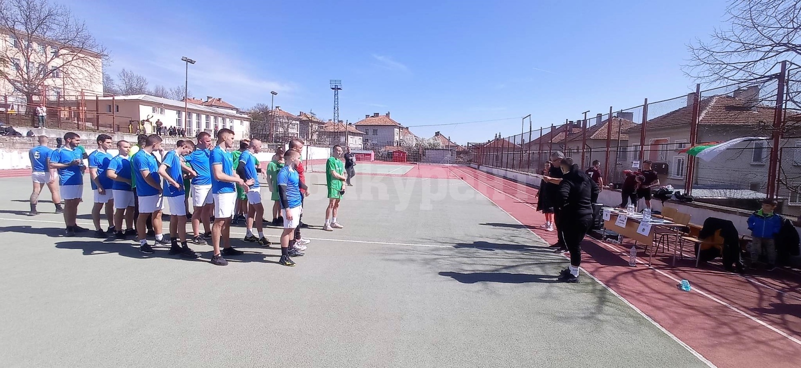 Хандбалистите на СУ „Иван Вазов“ Мездра юноши Xi Xii клас и на СУ „Козма Тричков“ Враца