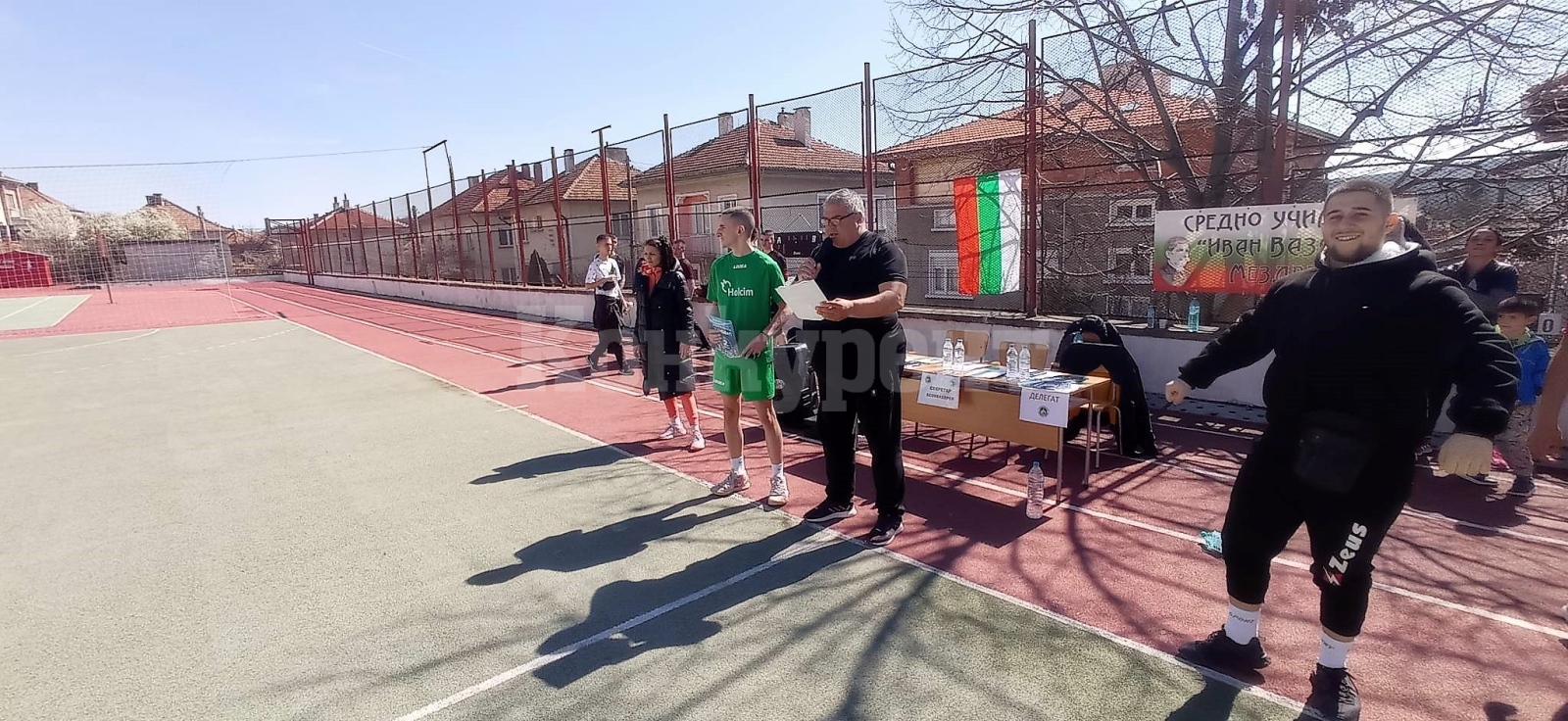 Хандбалистите на СУ „Иван Вазов“ Мездра юноши Xi Xii клас и на СУ „Козма Тричков“ Враца