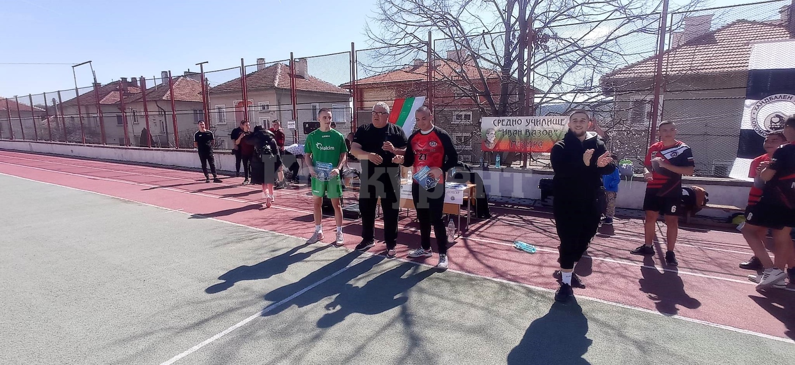 Хандбалистите на СУ „Иван Вазов“ Мездра юноши Xi Xii клас и на СУ „Козма Тричков“ Враца