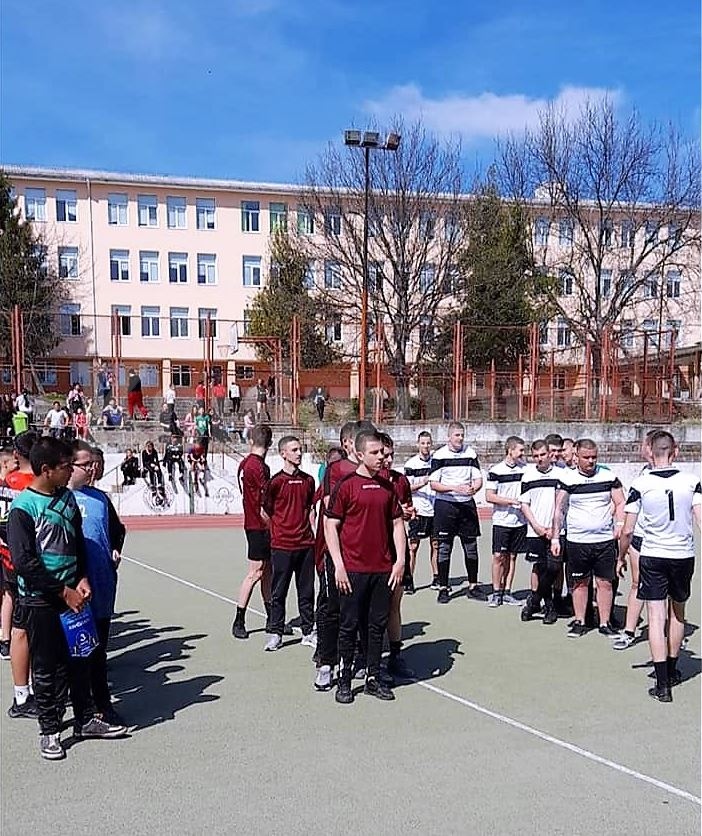 Хандбалистите на СУ „Иван Вазов“ Мездра юноши Xi Xii клас и на СУ „Козма Тричков“ Враца