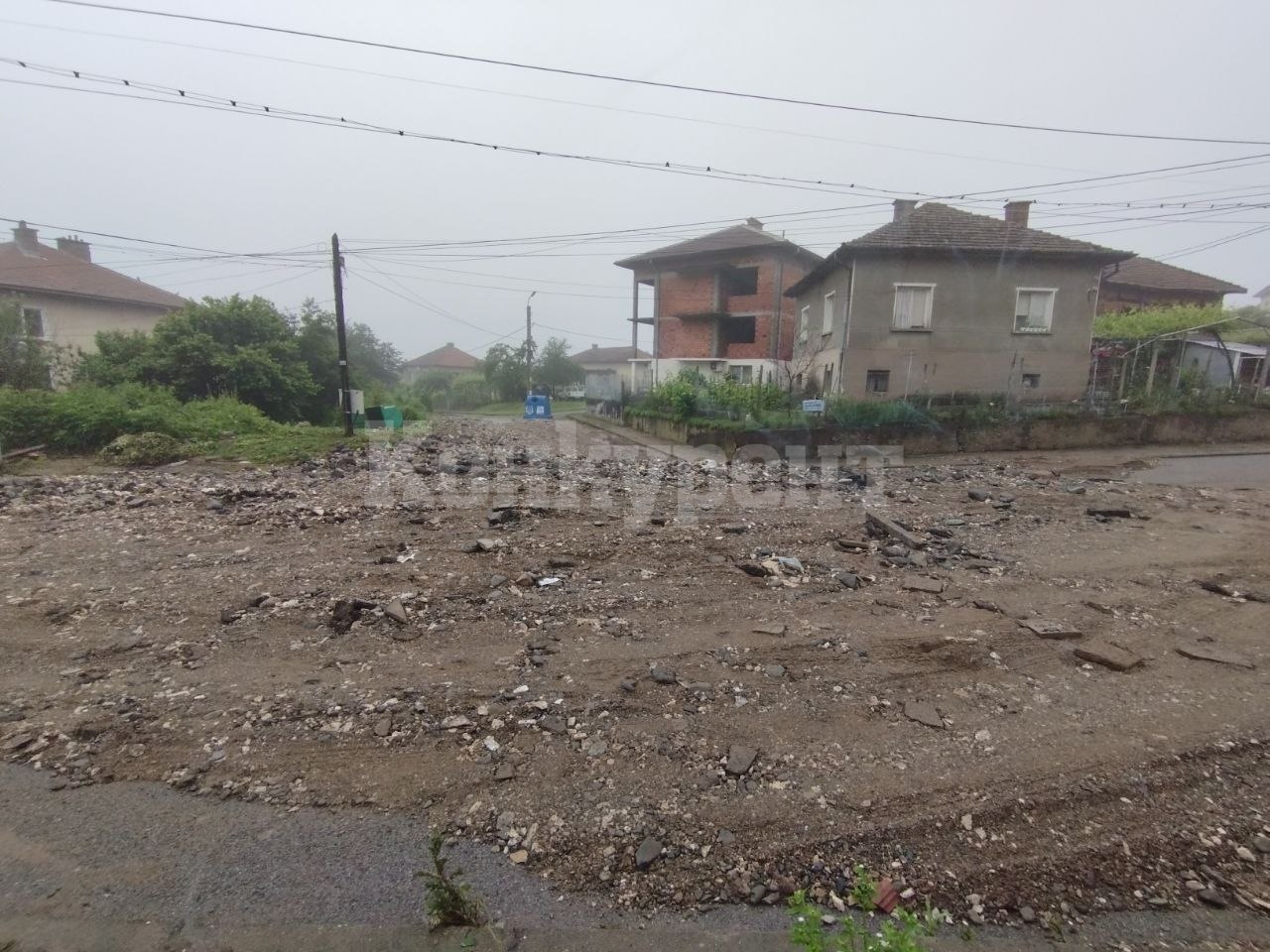 Военнослужещи от Сухопътните войски помагат за преодоляване на последиците от наводнението в