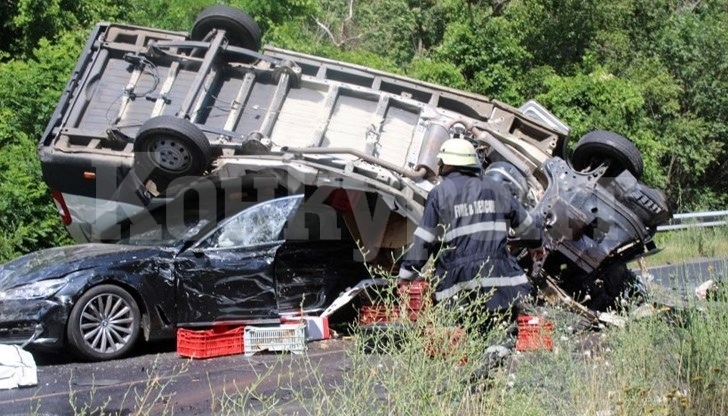 2-ма младежи загинаха, а седем души пострадаха в тежка катастрофа между микробус и кола ...