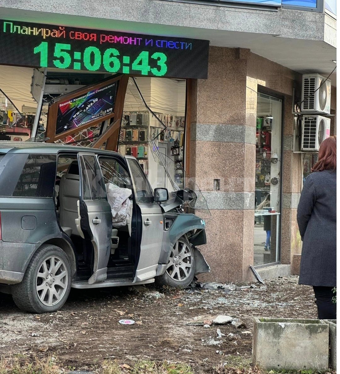 ЕКШЪН! Кола се вряза в магазин СНИМКИ : Konkurent.bg