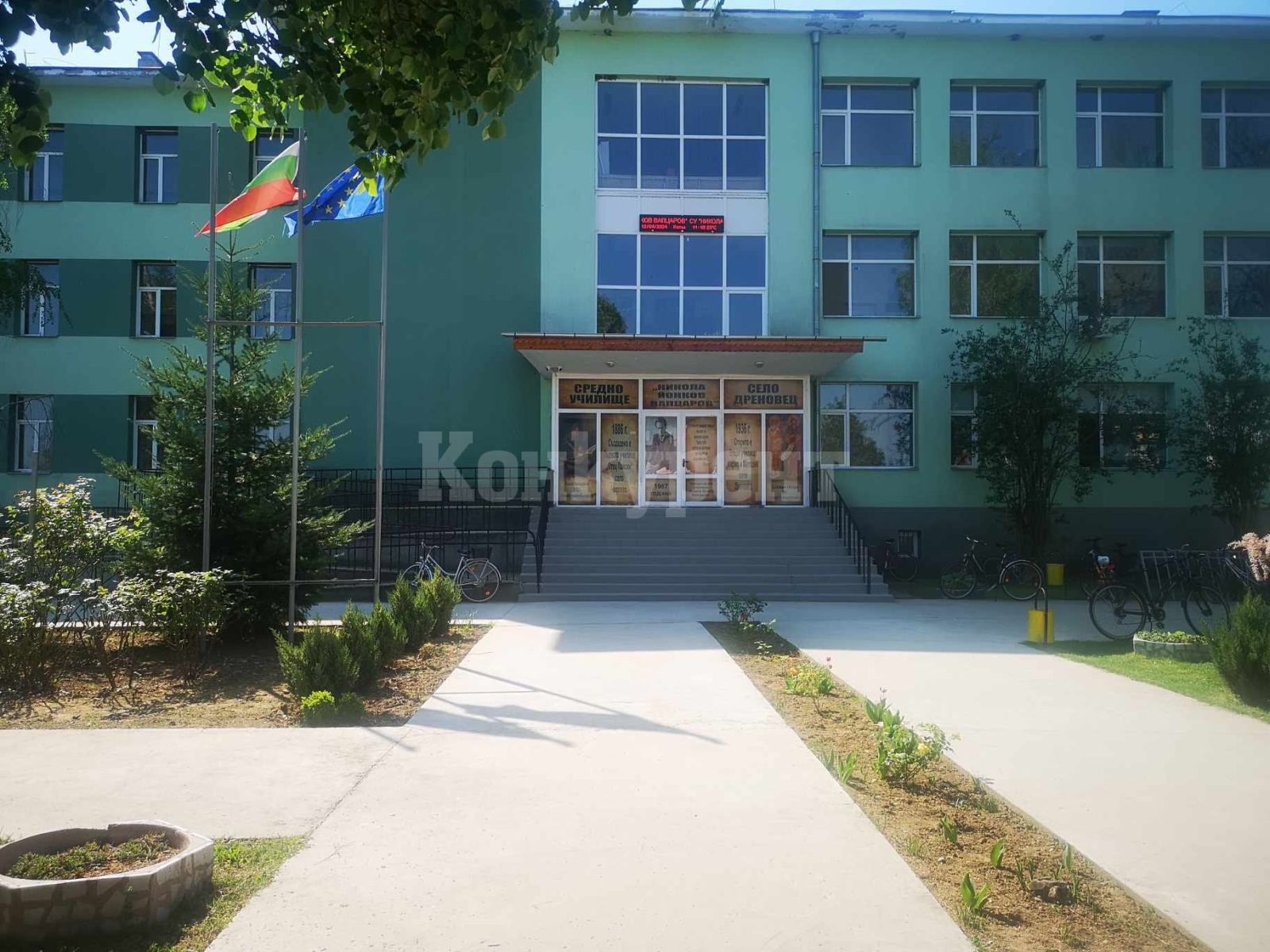 Кметът на Ружинци с поздрав към ръководството и учителите от СУ ,,Н. Вапцаров\"-Дреновец СНИМКИ ...